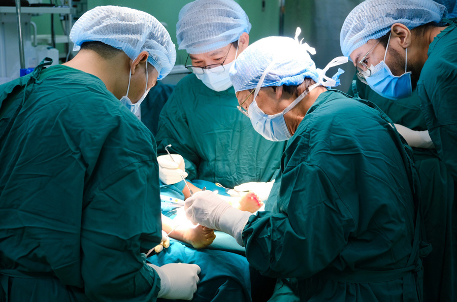 Phẫu thuật điều trị bàn chân khoèo miễn phí cho 2 bệnh nhi người đồng ...